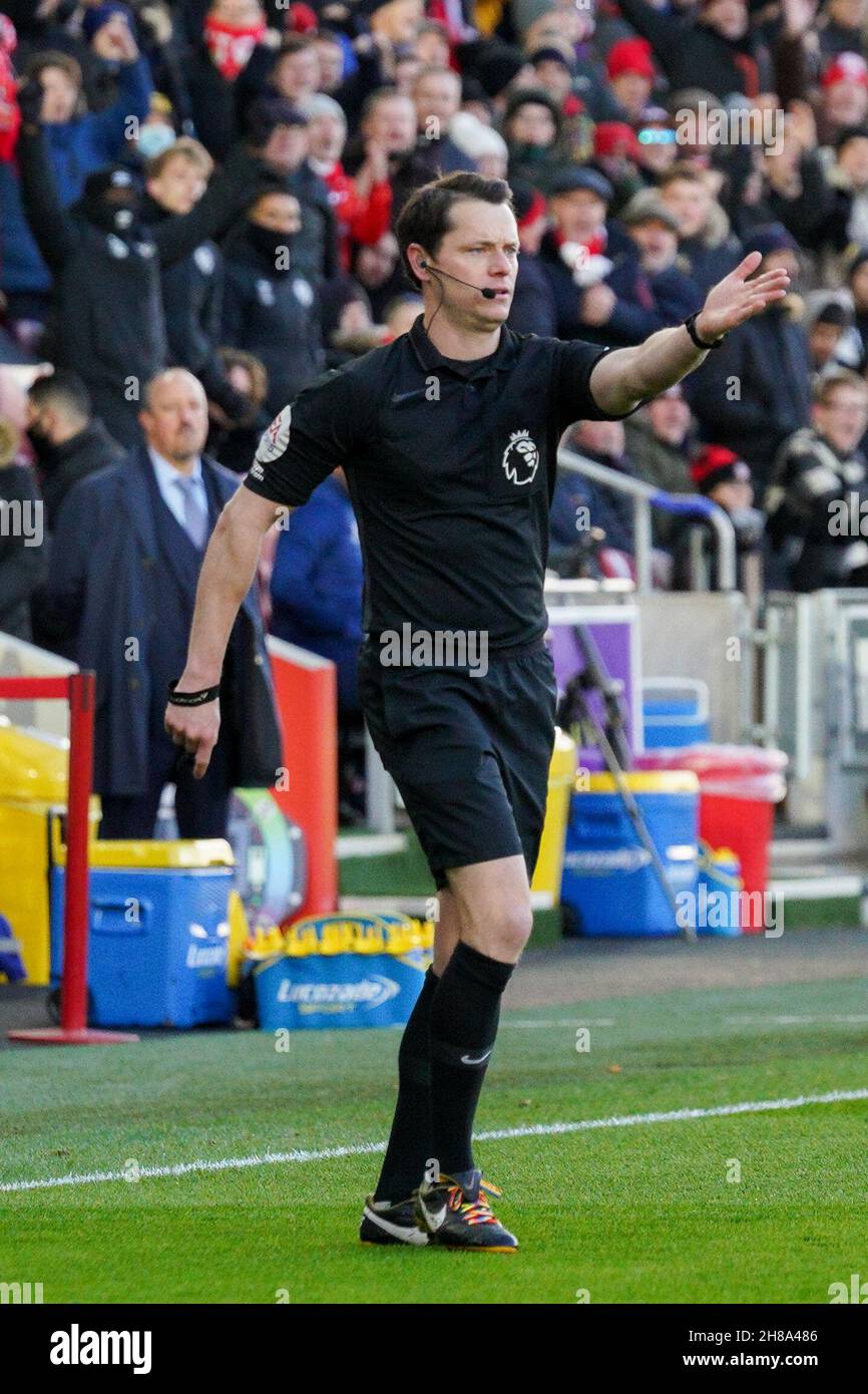 Referee Darren England points to the penalty spot Stock Photo - Alamy