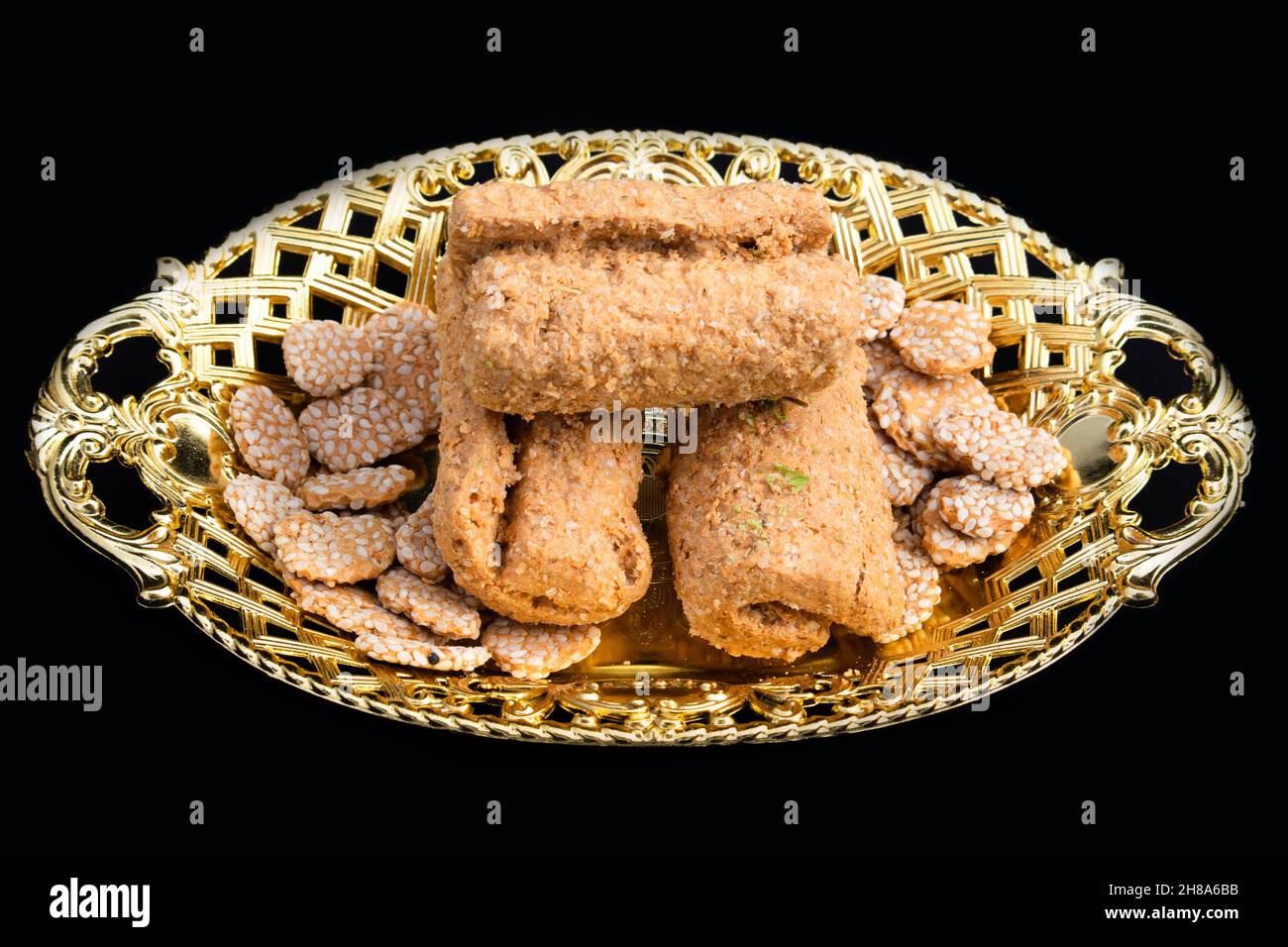 Indian Sweet Til Gul Gur Ke Khasta Rolls Gazak Or Gajjak Rewari Tilkut ...