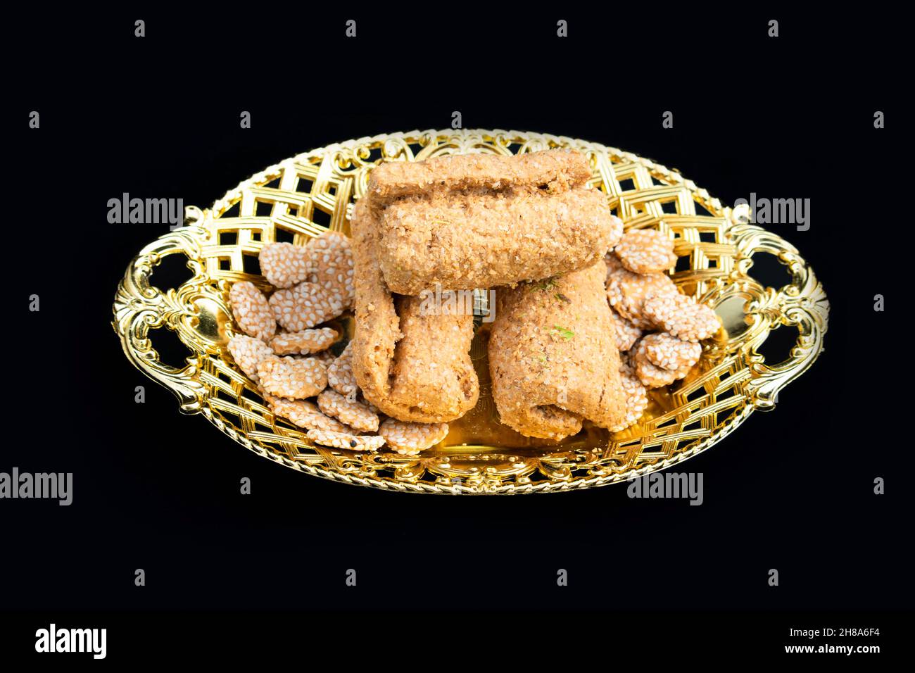 Indian Sweet Til Gul Gur Ke Khasta Rolls Gazak Or Gajjak Rewari Tilkut ...