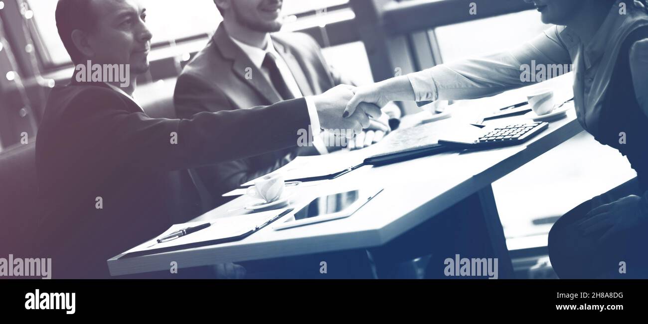 Closing deal handshake hi-res stock photography and images - Alamy