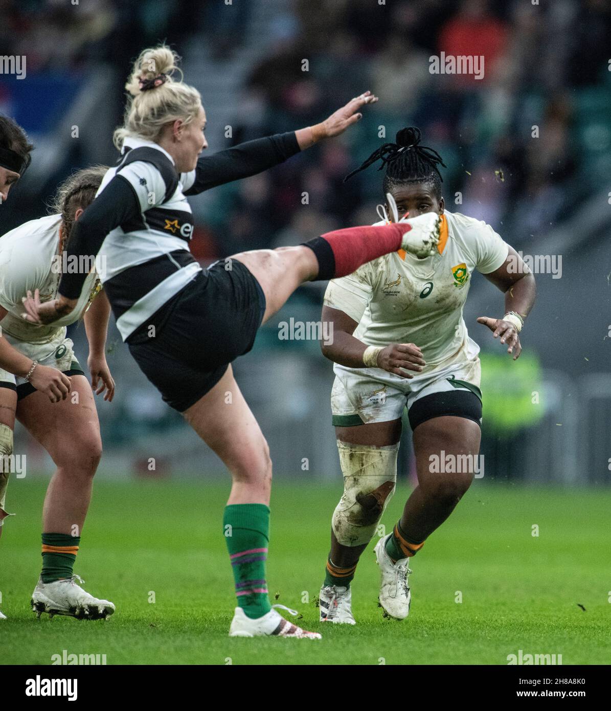 LONDON, ENGLAND - NOVEMBER 27: Barbarians’ Natasha Hunt in action ...