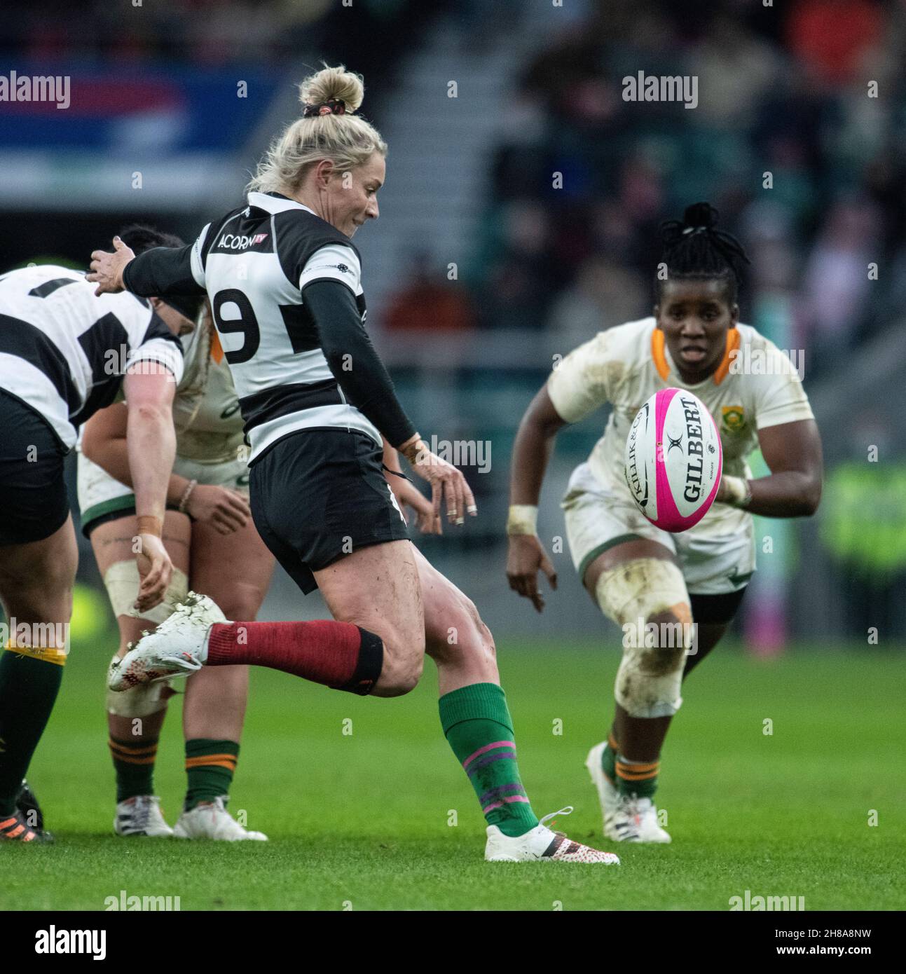 LONDON, ENGLAND - NOVEMBER 27: Barbarians’ Natasha Hunt in action ...