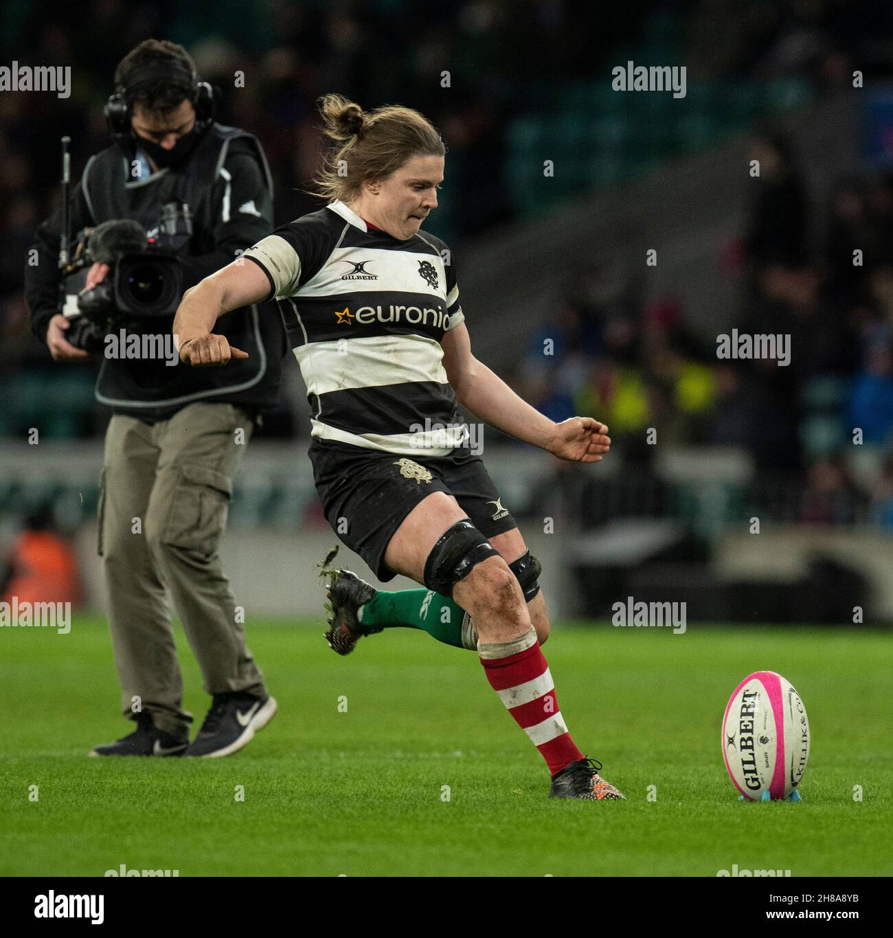 LONDON, ENGLAND - NOVEMBER 27: Barbarians’ Ciara Griffin taking a ...