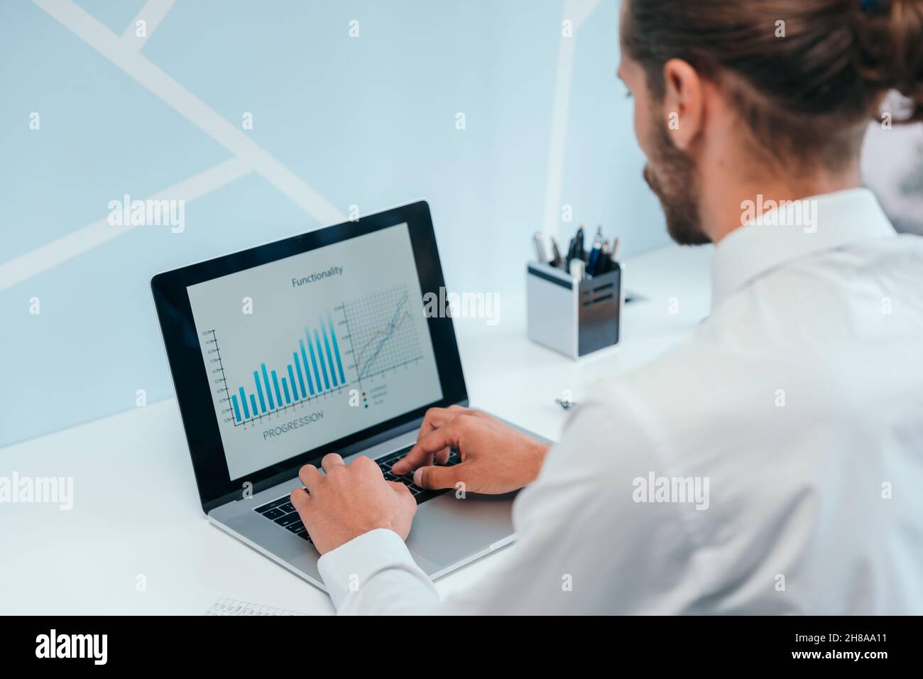 close up. financial chart on the laptop screen Stock Photo - Alamy
