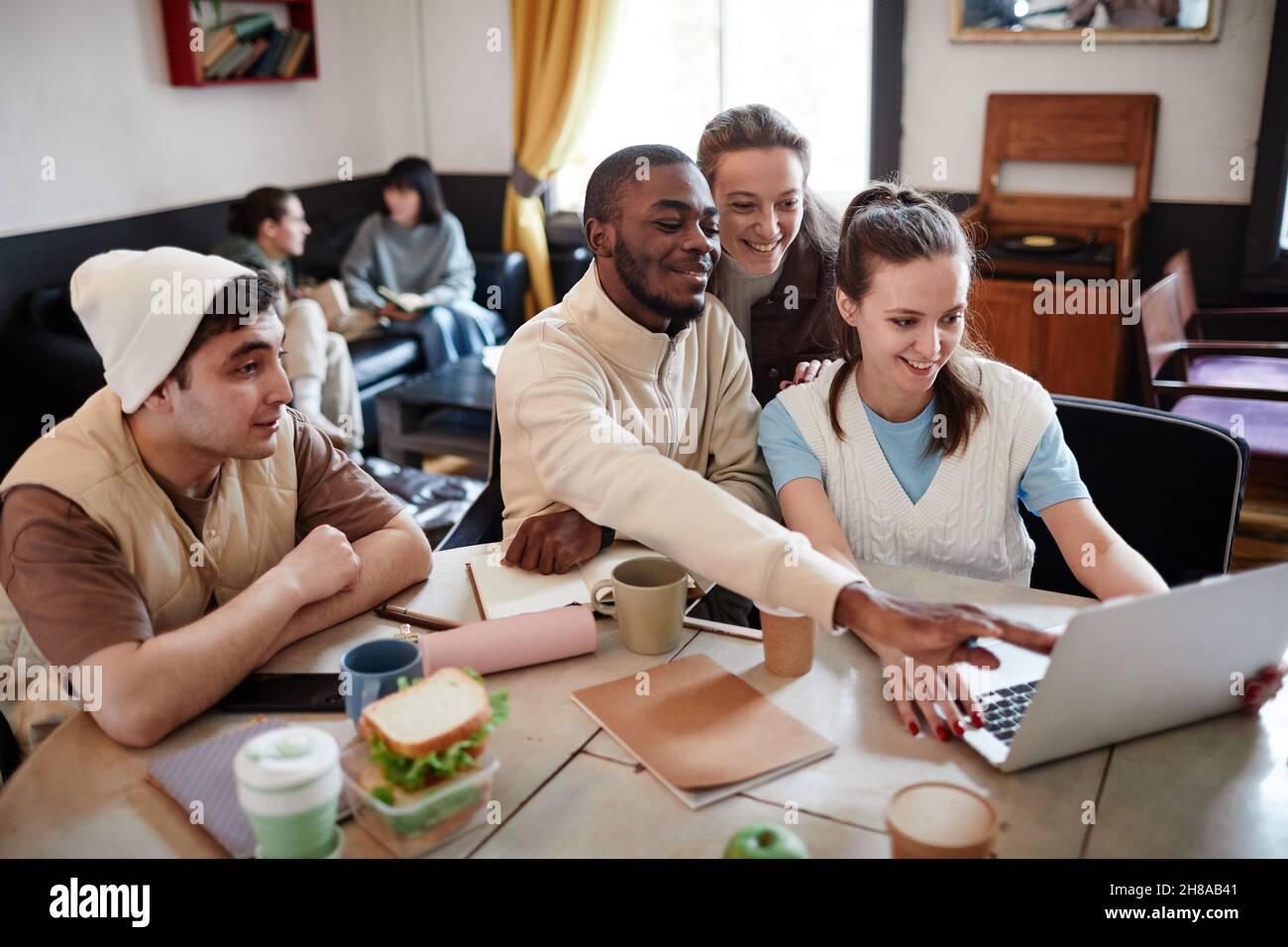 Group college students sitting table hi-res stock photography and ...