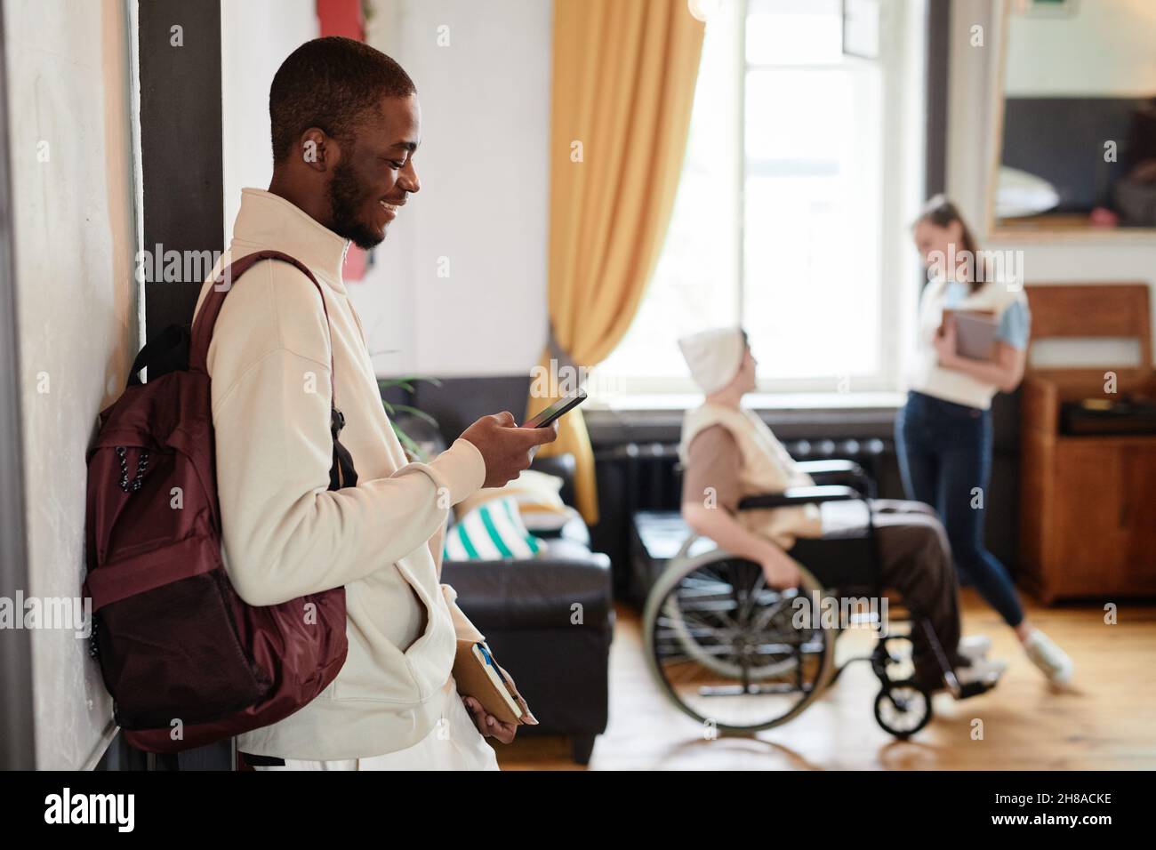 Students talking behind student hi-res stock photography and images - Alamy