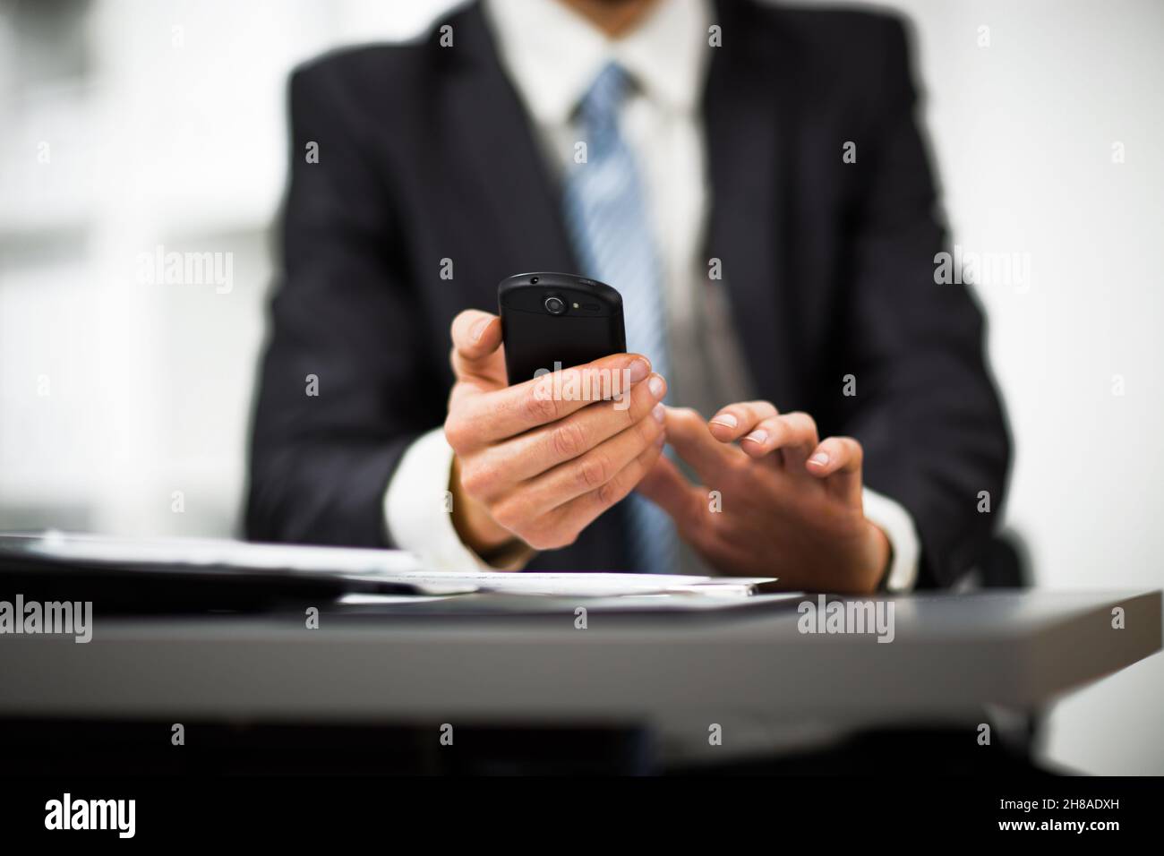 Hand to use a smartphone Stock Photo - Alamy