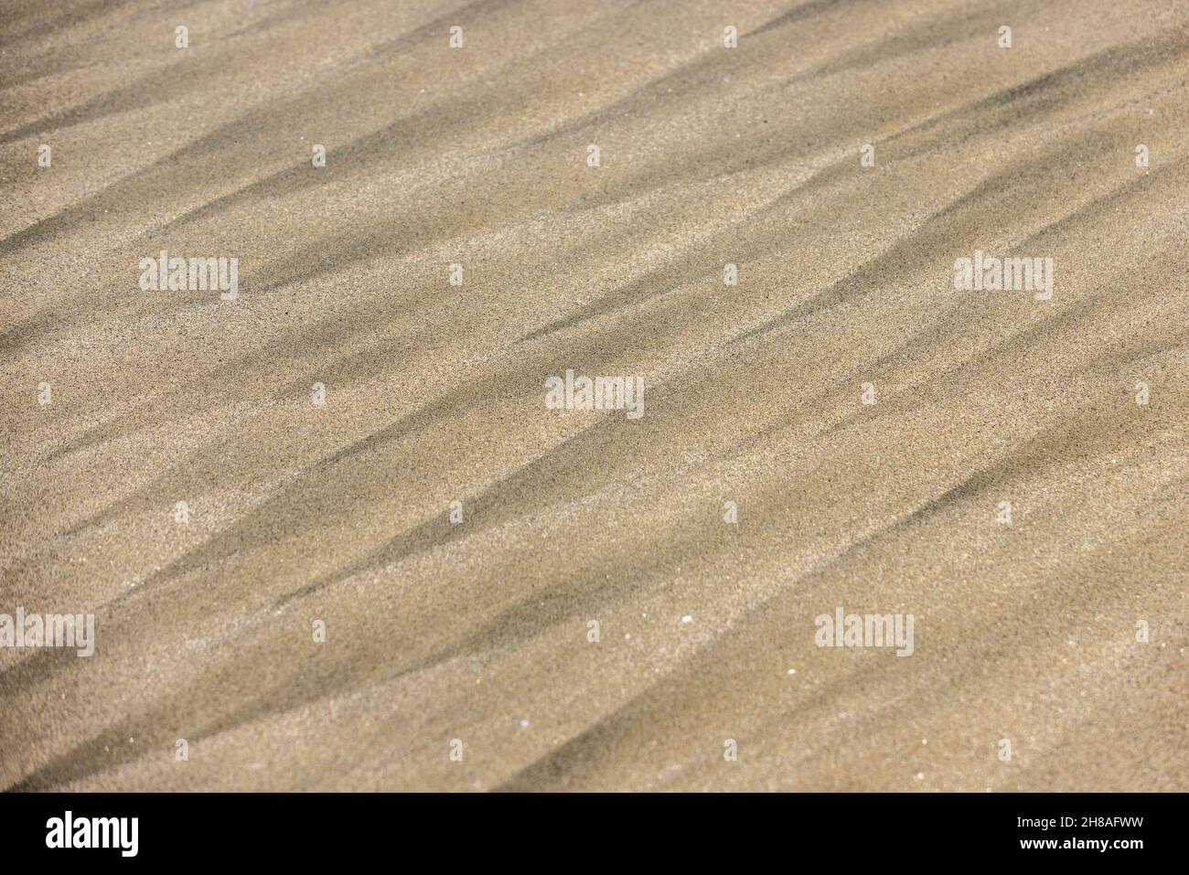Geometric patterns in the sand left by passing waves Stock Photo - Alamy