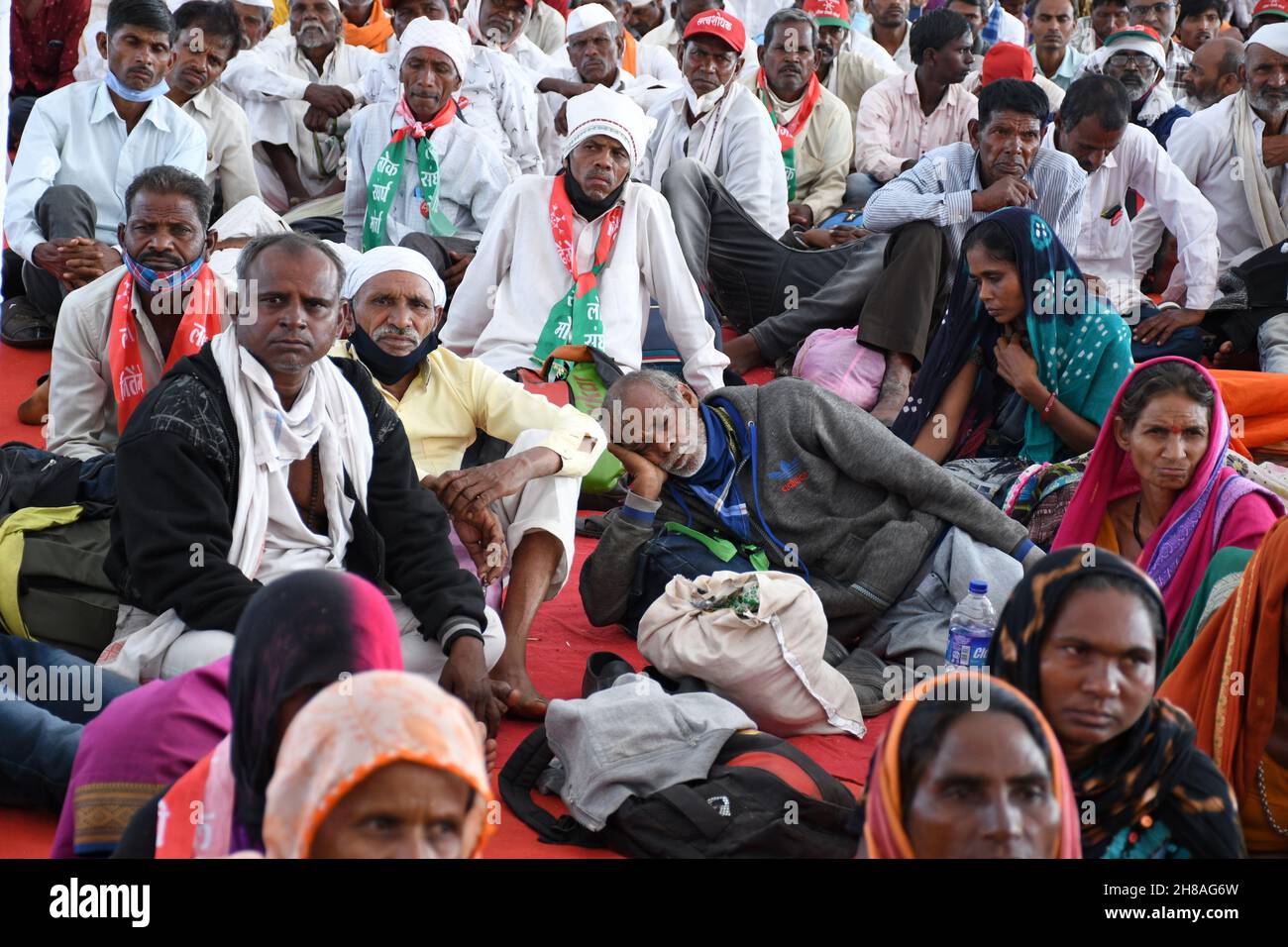 Mumbai, India. 28th Nov, 2021. Farmers and labourers gather during a ...