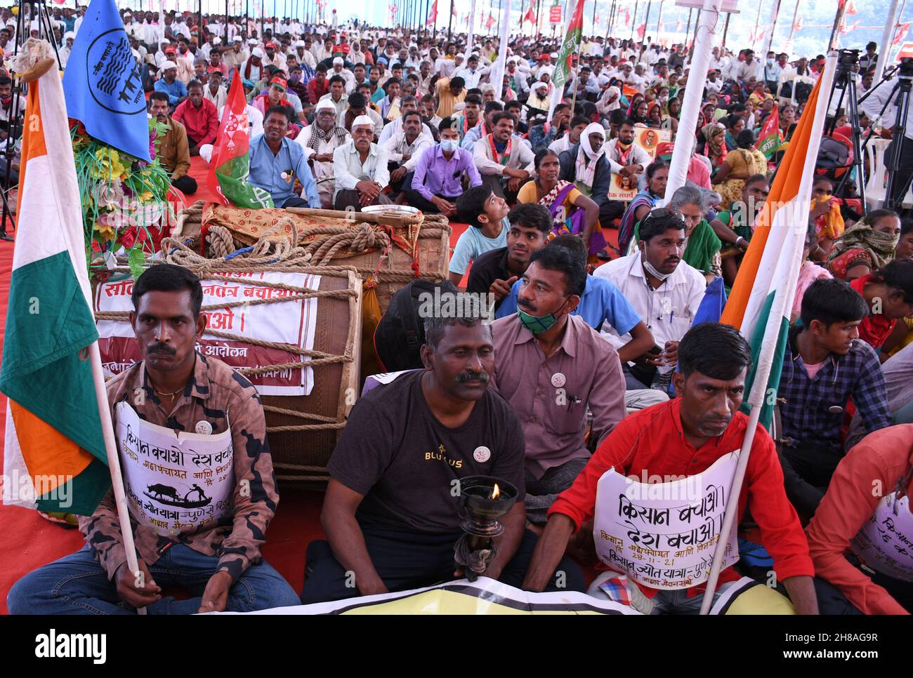 Mumbai, India. 28th Nov, 2021. Farmers and labourers gather during a ...