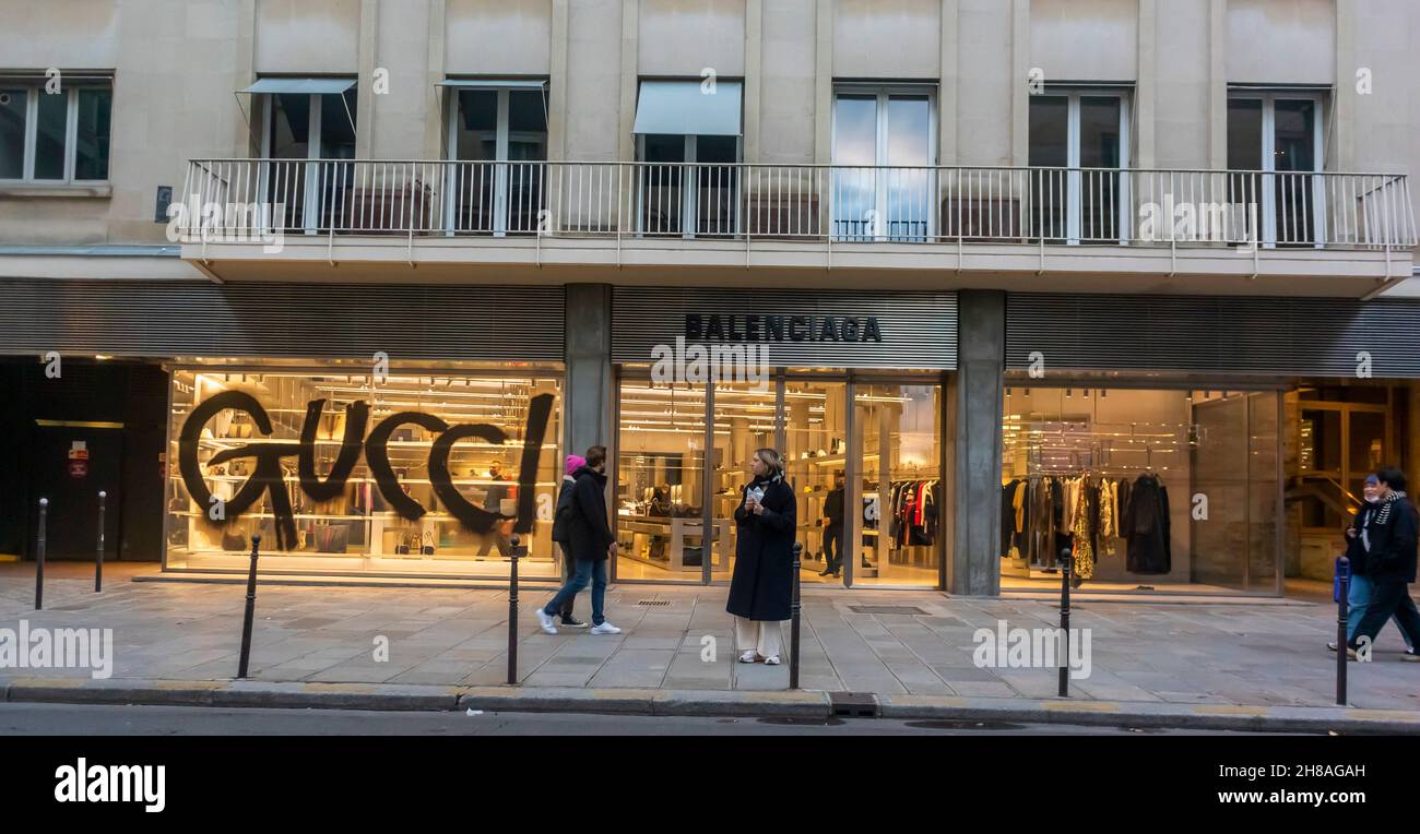 Paris france fashion shopping gucci hi-res stock photography and images ...