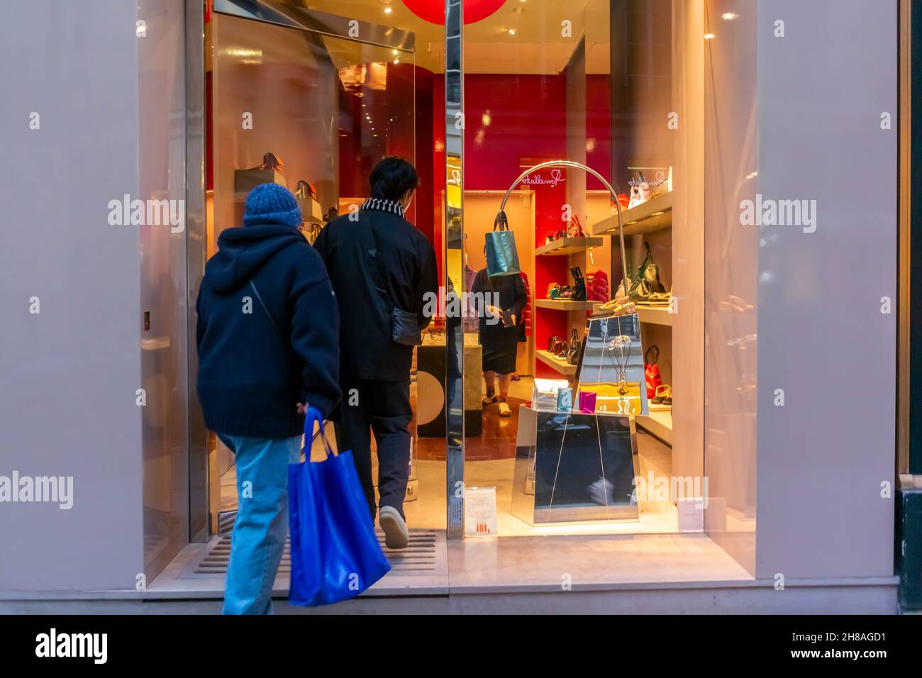 Designer shops and people entering hi-res stock photography and images ...