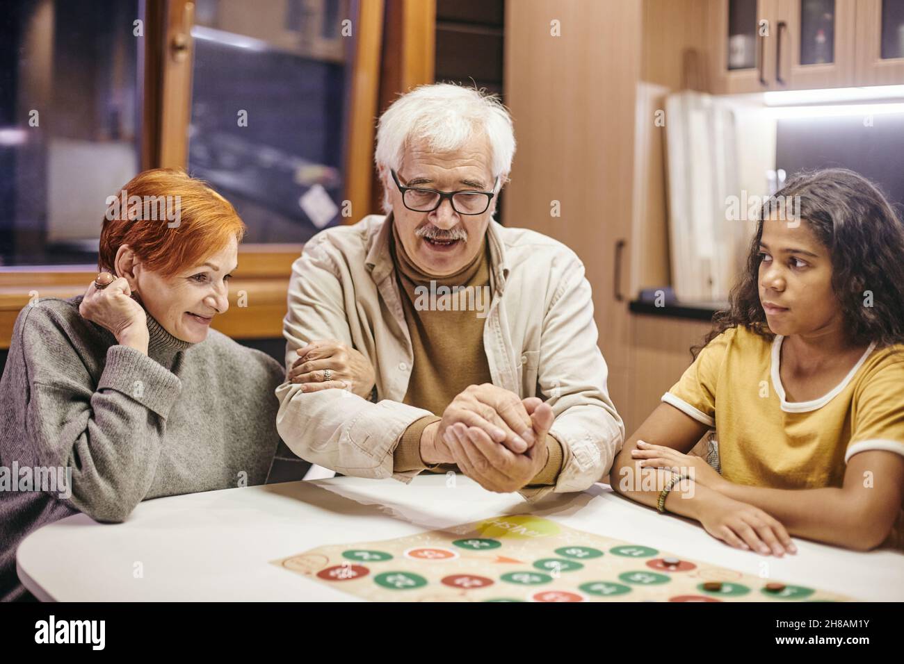 Child shaking hands hi-res stock photography and images - Alamy