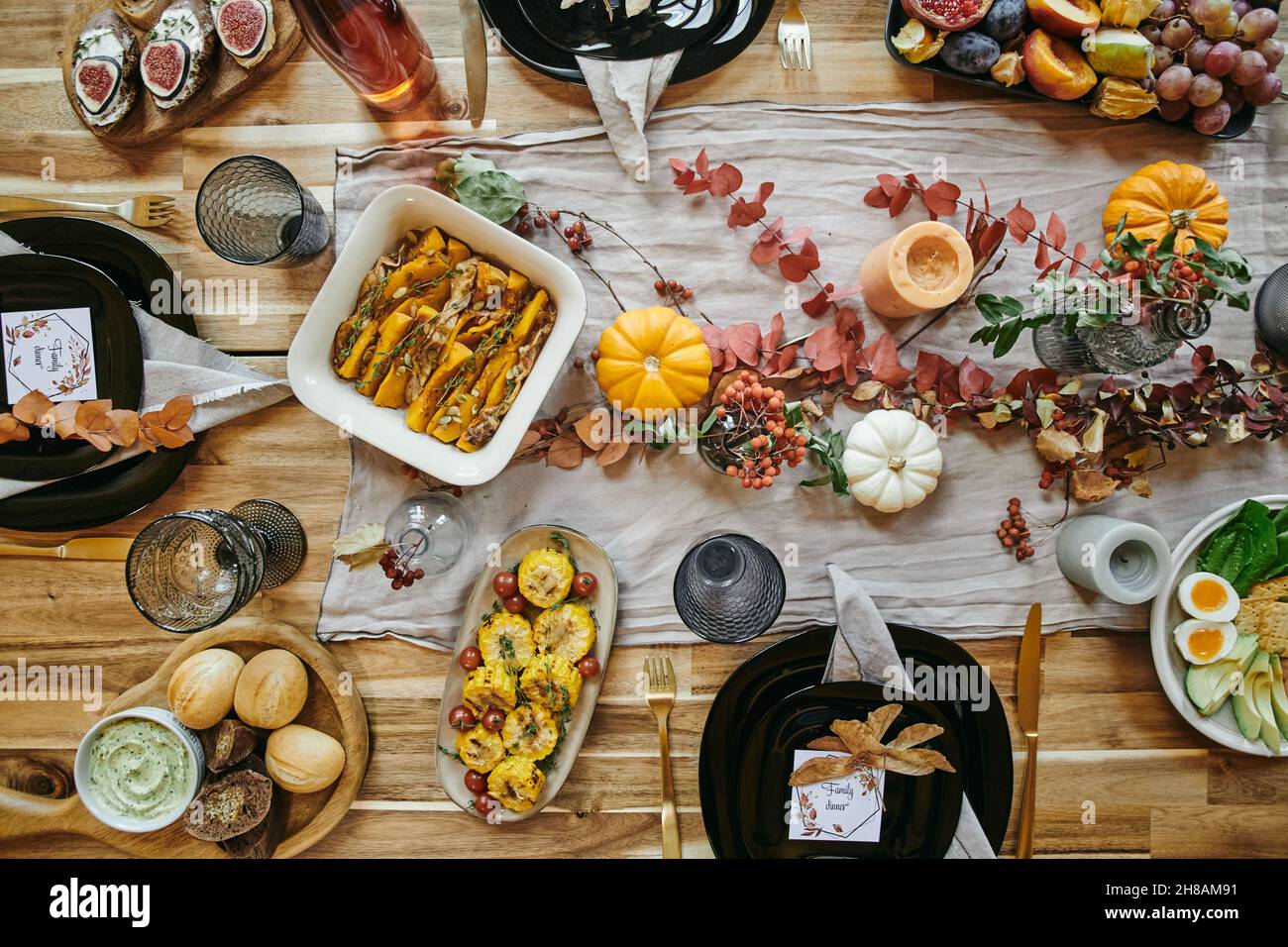 Guests dining table hi-res stock photography and images - Alamy