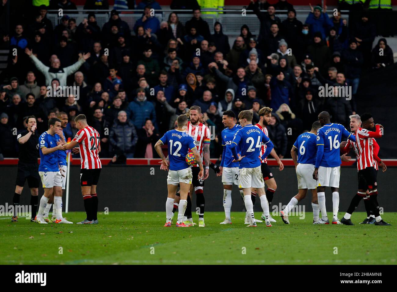 London, UK. 28th Nov, 2021. Pontus Jansson of Brentford and Lucas Digne of Everton square up ...