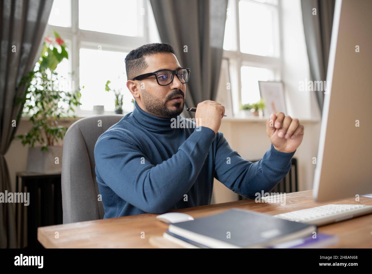 Audience looking at computer hi-res stock photography and images - Alamy