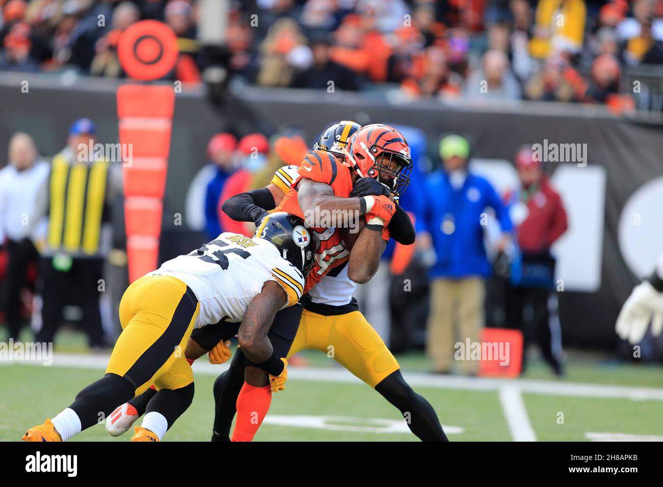 Cincinnati, Ohio, USA. 28th Nov, 2021. Cincinnati Bengals running back ...