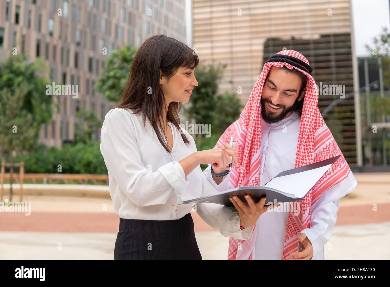 Saudi business meeting hi-res stock photography and images - Alamy