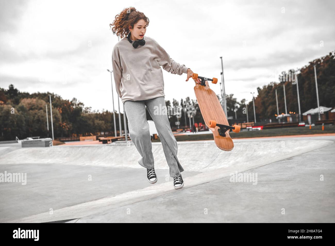 Girl jumping skateboard hi-res stock photography and images - Alamy