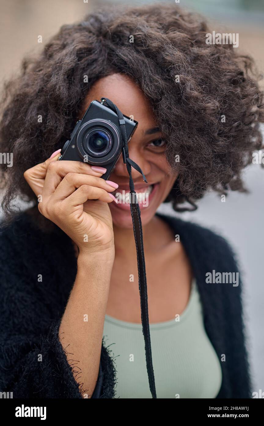 Young pretty female photographer hi-res stock photography and images ...