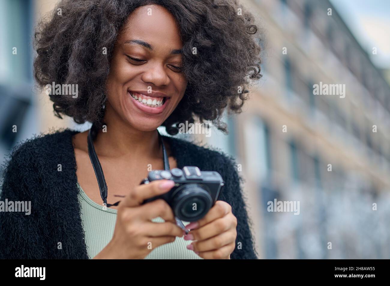 Young pretty female photographer hi-res stock photography and images ...