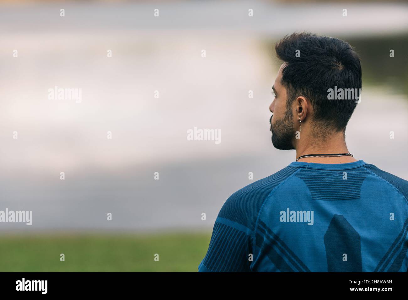 Man with back facing hi-res stock photography and images - Alamy