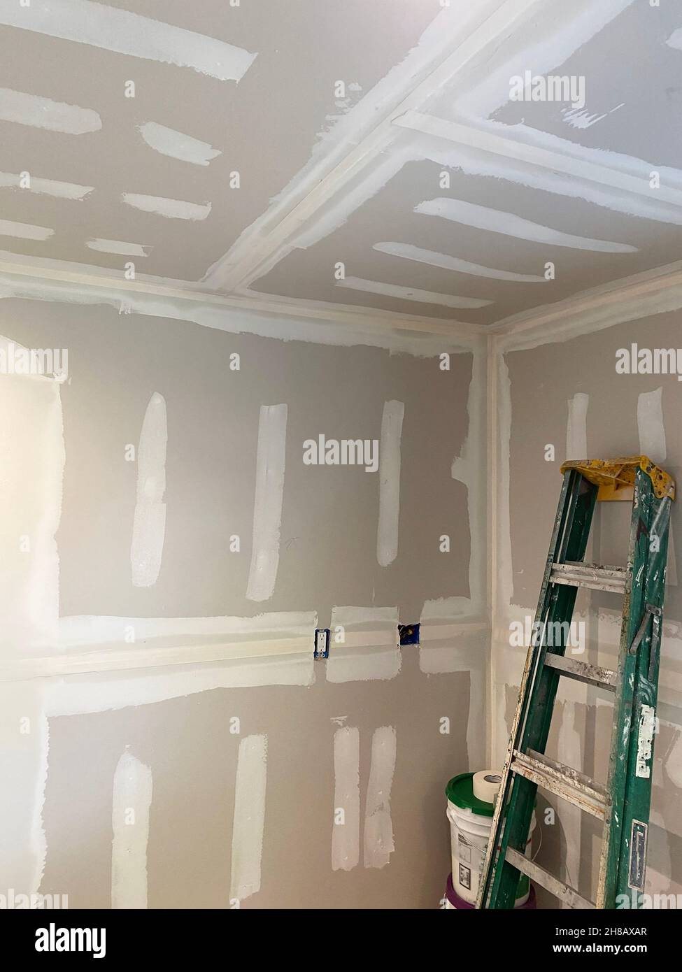 Interior construction unfinished sheetrock hi-res stock photography and ...
