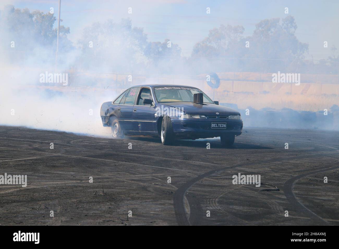 Tread Mania Burnout Event, Heathcote Park Raceway, Victoria, Australia ...