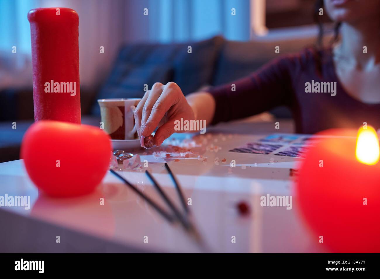 Lady getting ready hi-res stock photography and images - Alamy