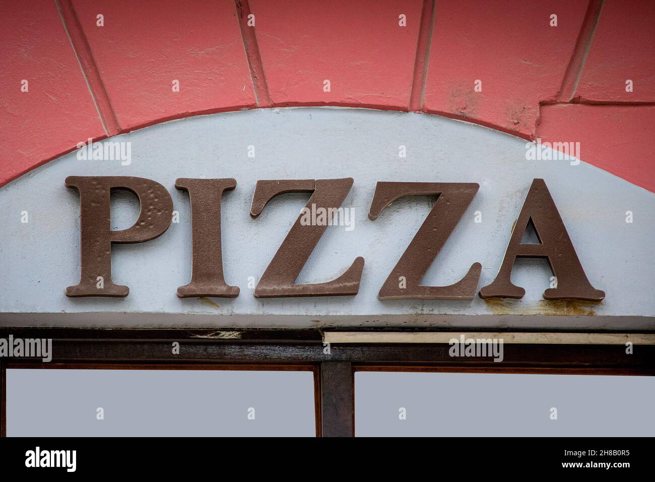 Pizza sign on facade wall in front of pizzeria Stock Photo - Alamy
