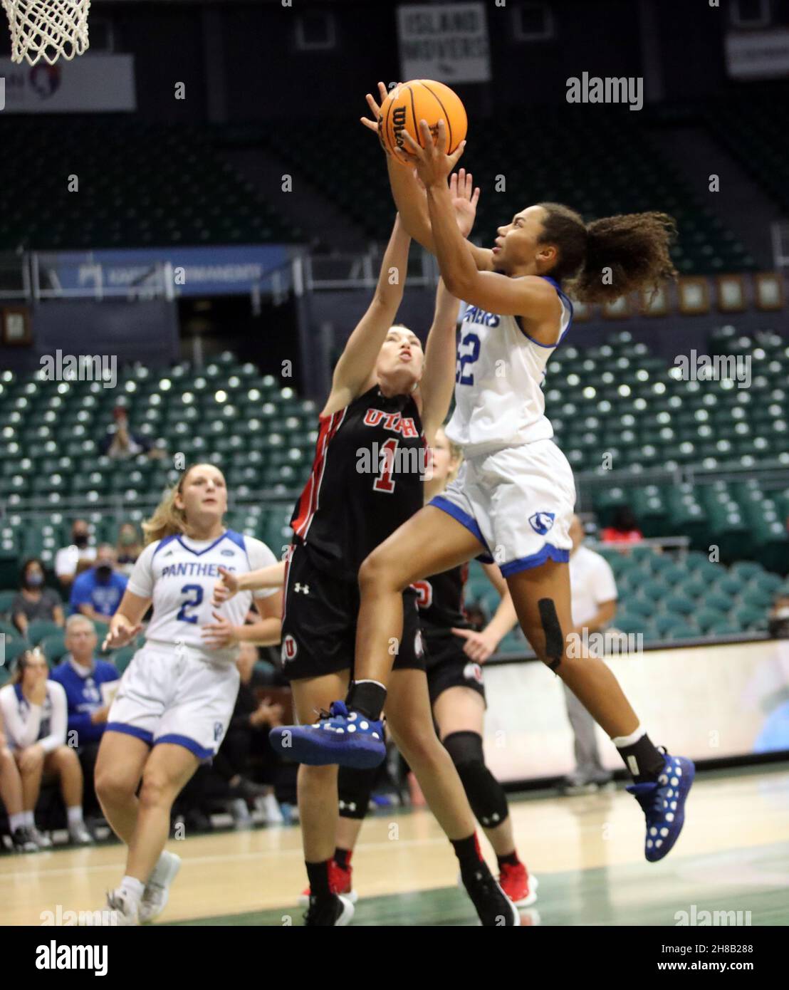 November 28, 2021 - Eastern Illinois Panthers guard Lariah Washington ...
