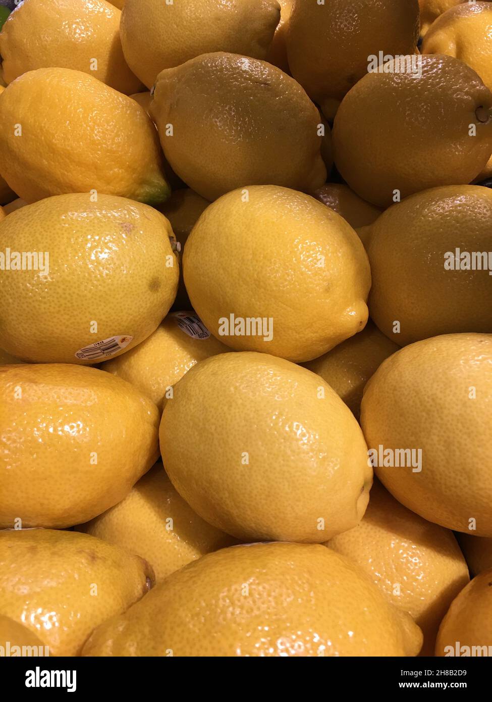 A pile of lemons in a bin on display Stock Photo - Alamy