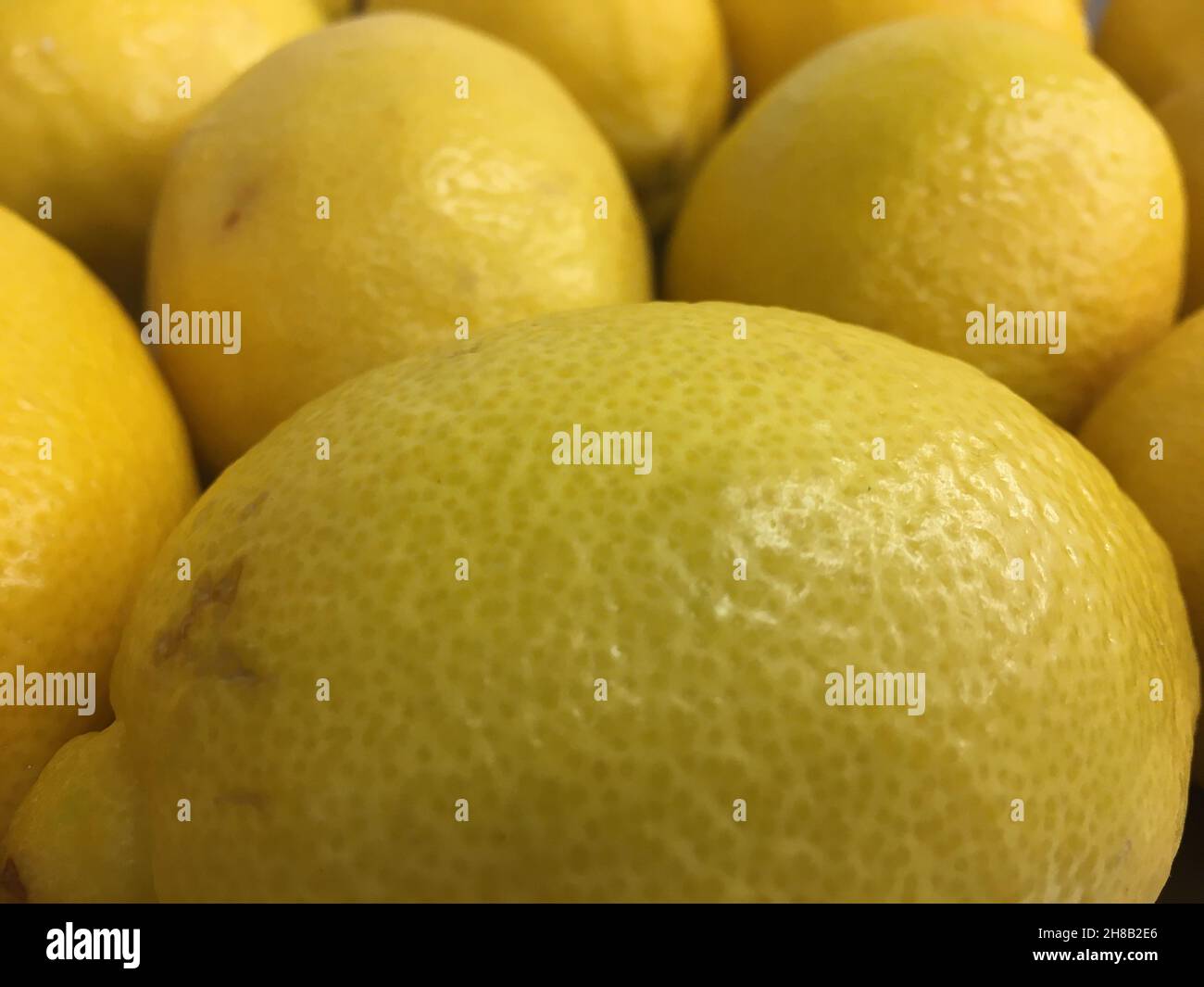 A pile of lemons in a bin on display Stock Photo - Alamy