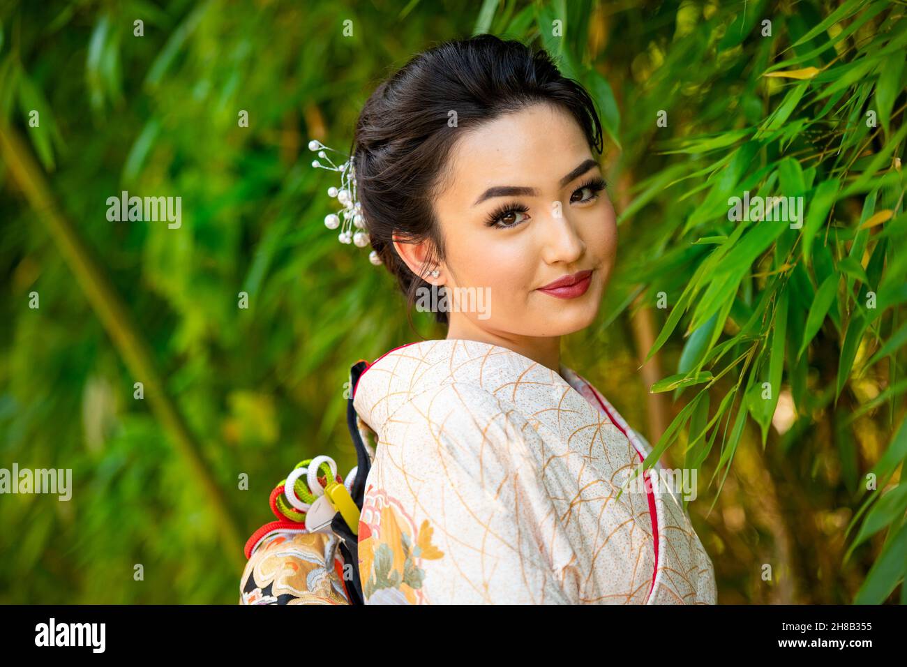 Smiling japanese women wearing kimono hi-res stock photography and ...
