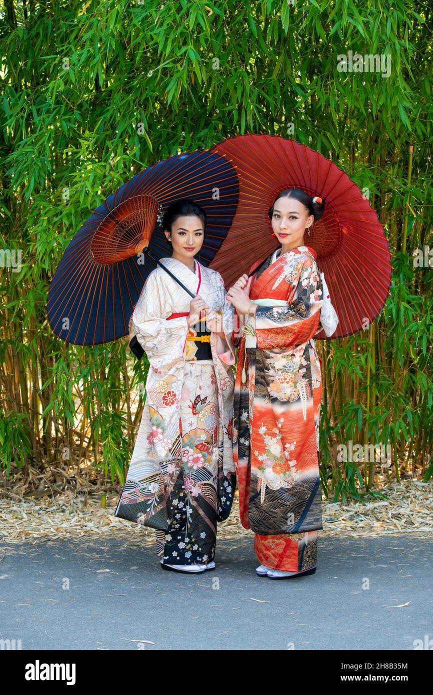 Two japanese women wearing kimono hi-res stock photography and images ...