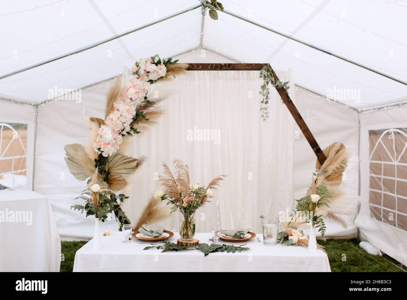 Bride and grooms table decorated with flowers at wedding reception ...
