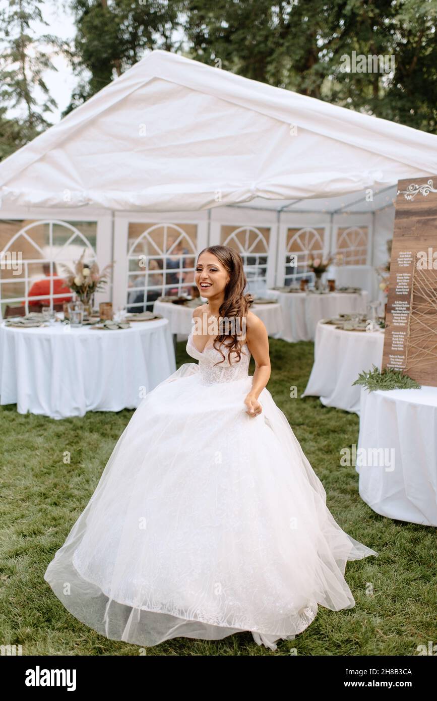 Smiling bride at wedding reception Stock Photo - Alamy