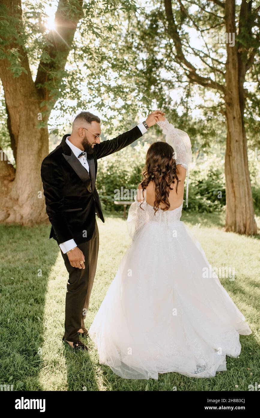 Women dancing on traditional wedding hi-res stock photography and ...