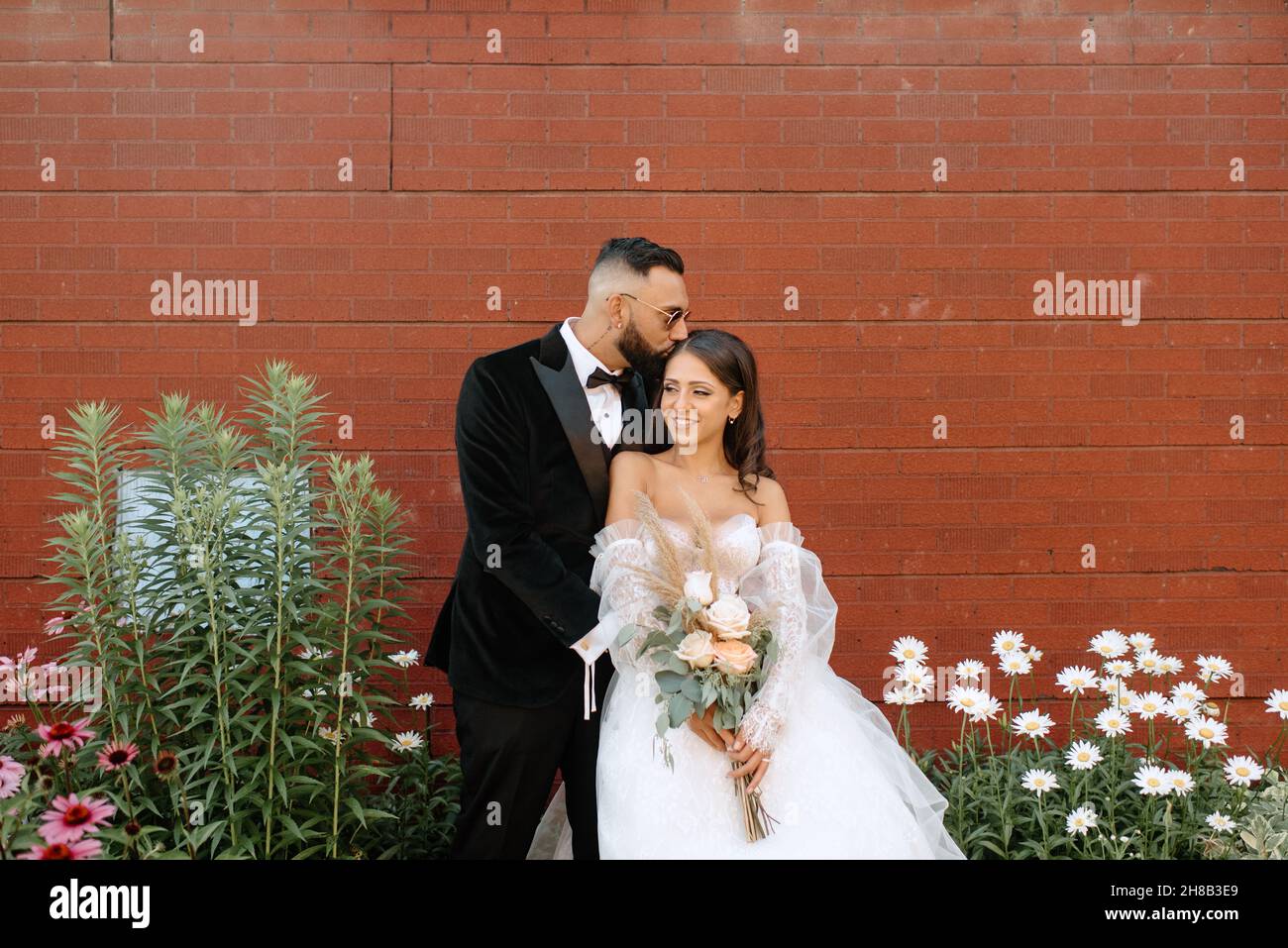 Young couple kissing against wall hi-res stock photography and images ...