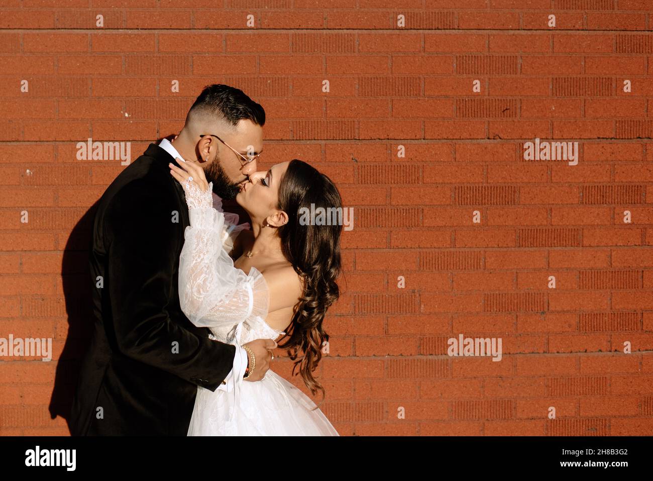 Young couple kissing against wall hi-res stock photography and images ...