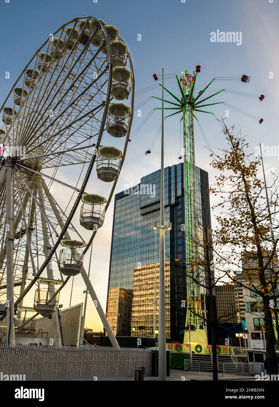 Big wheel and fairground rides near to Christmas on sunny winter ...