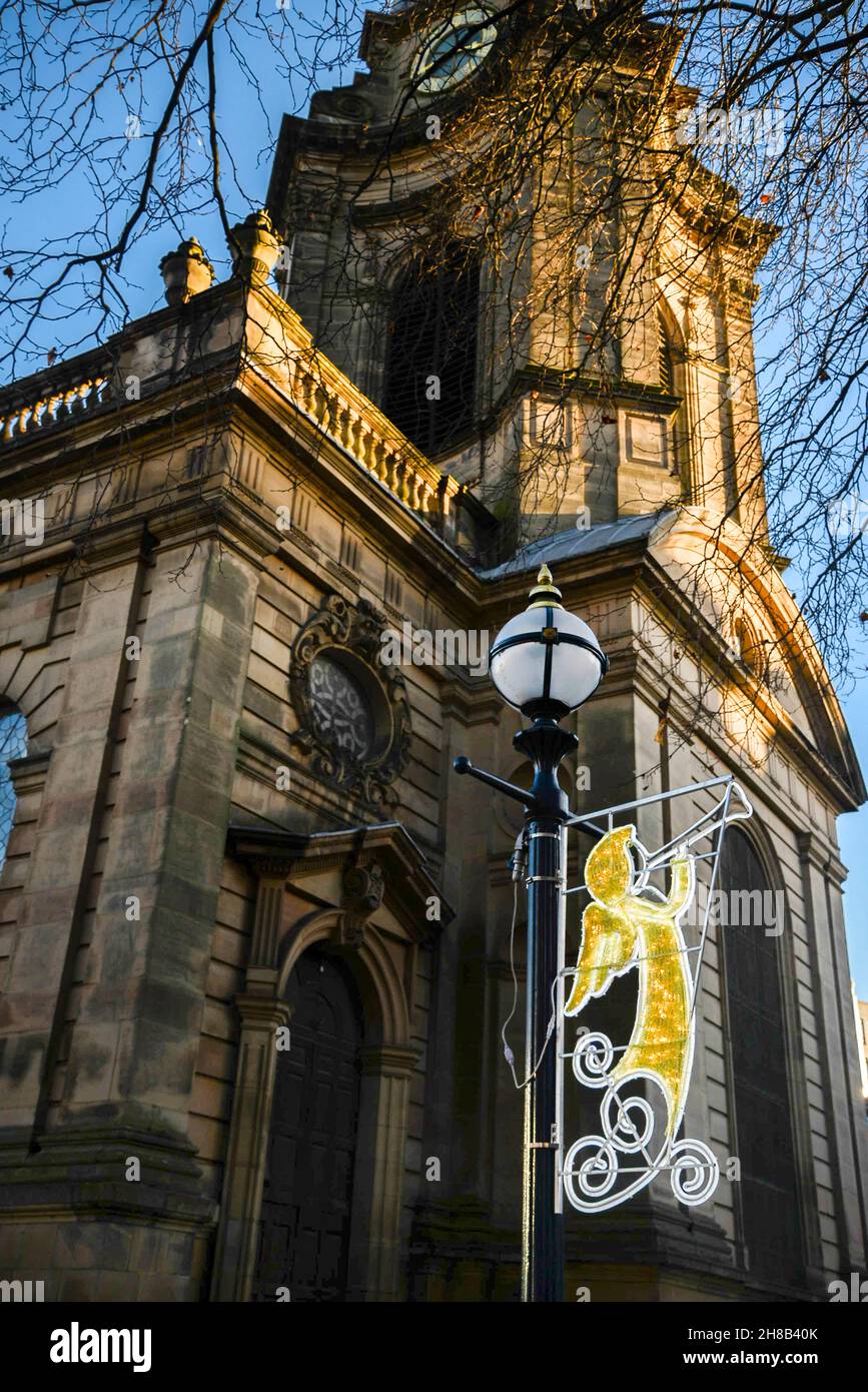 Illuminated lamp post center hi-res stock photography and images - Alamy