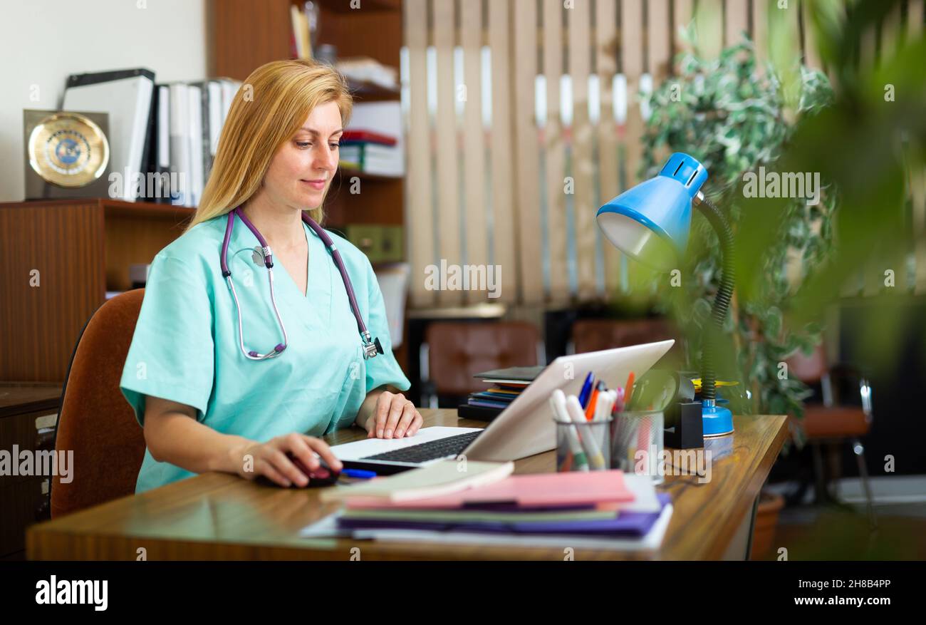 Female patient in desktop doctor hi-res stock photography and images ...