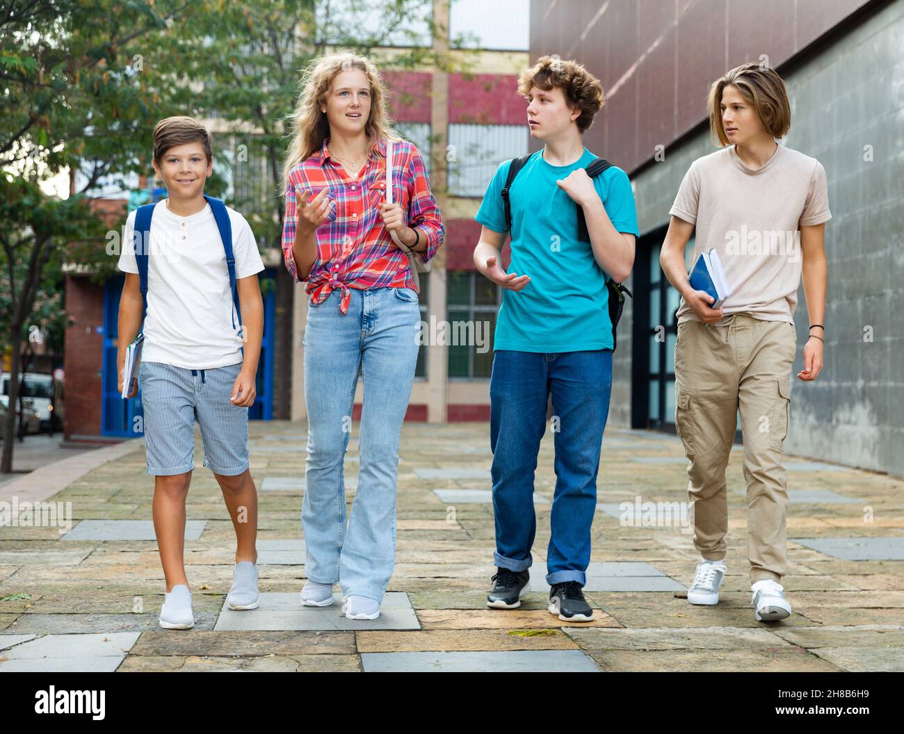 Middle school children talking hi-res stock photography and images - Alamy