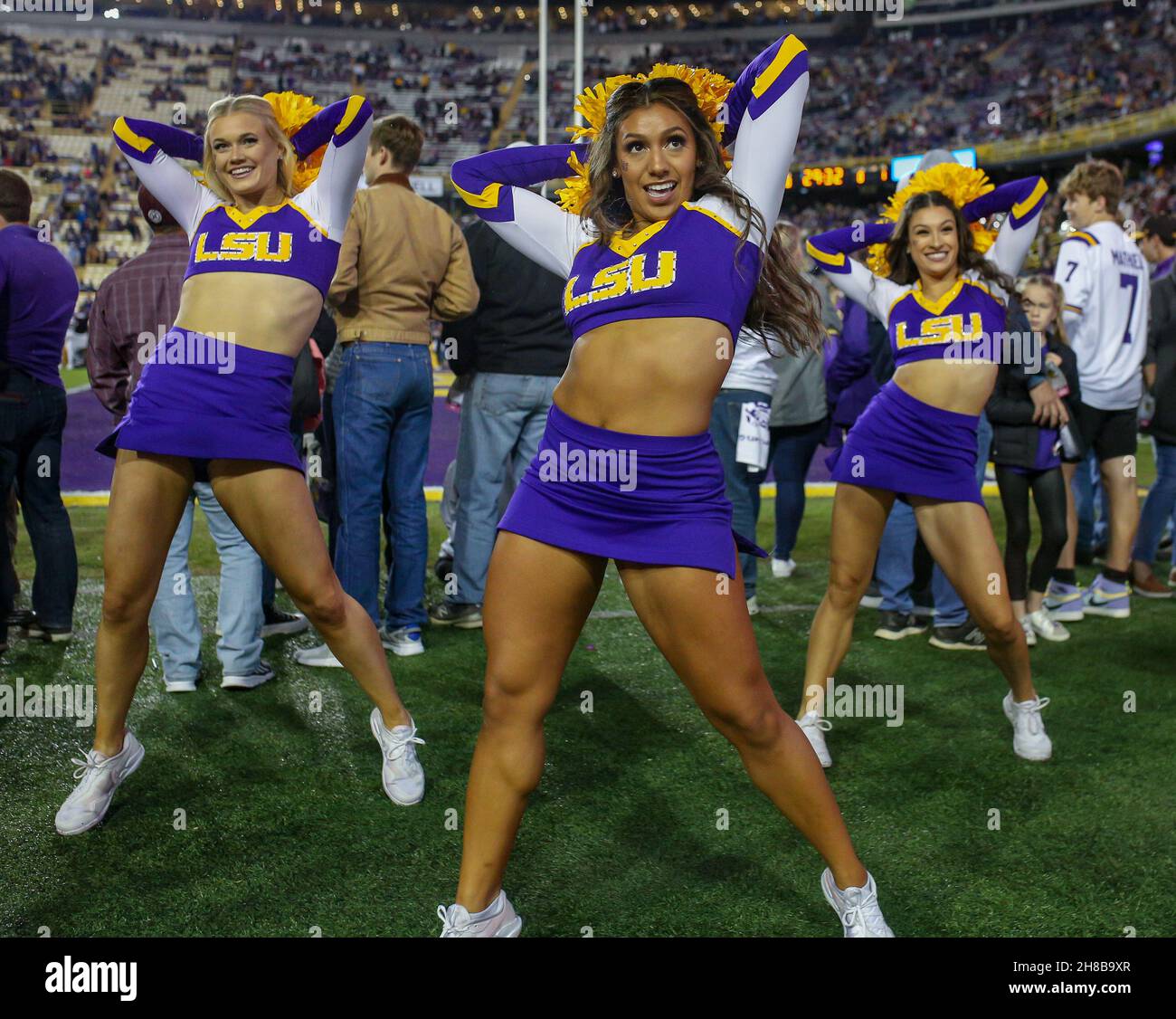 Baton Rouge, LA, USA. 27th Nov, 2021. The LSU Tiger Girls dance on the ...