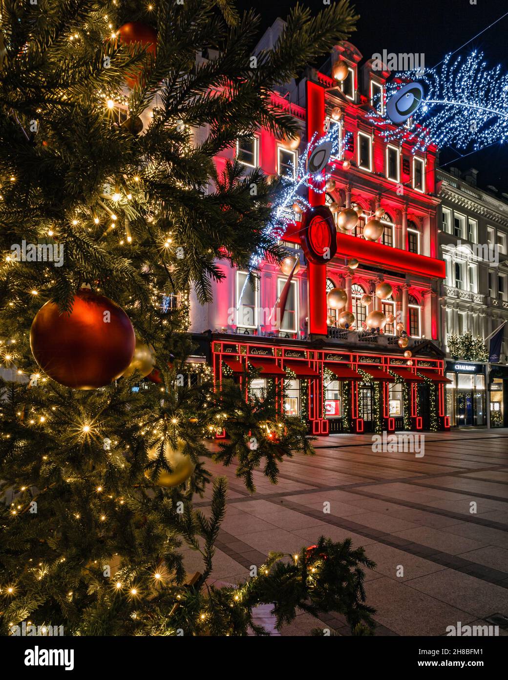 Cartier store with christmas decorations hi-res stock photography and ...
