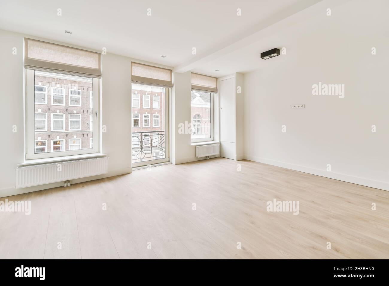 Empty room big window hi-res stock photography and images - Alamy