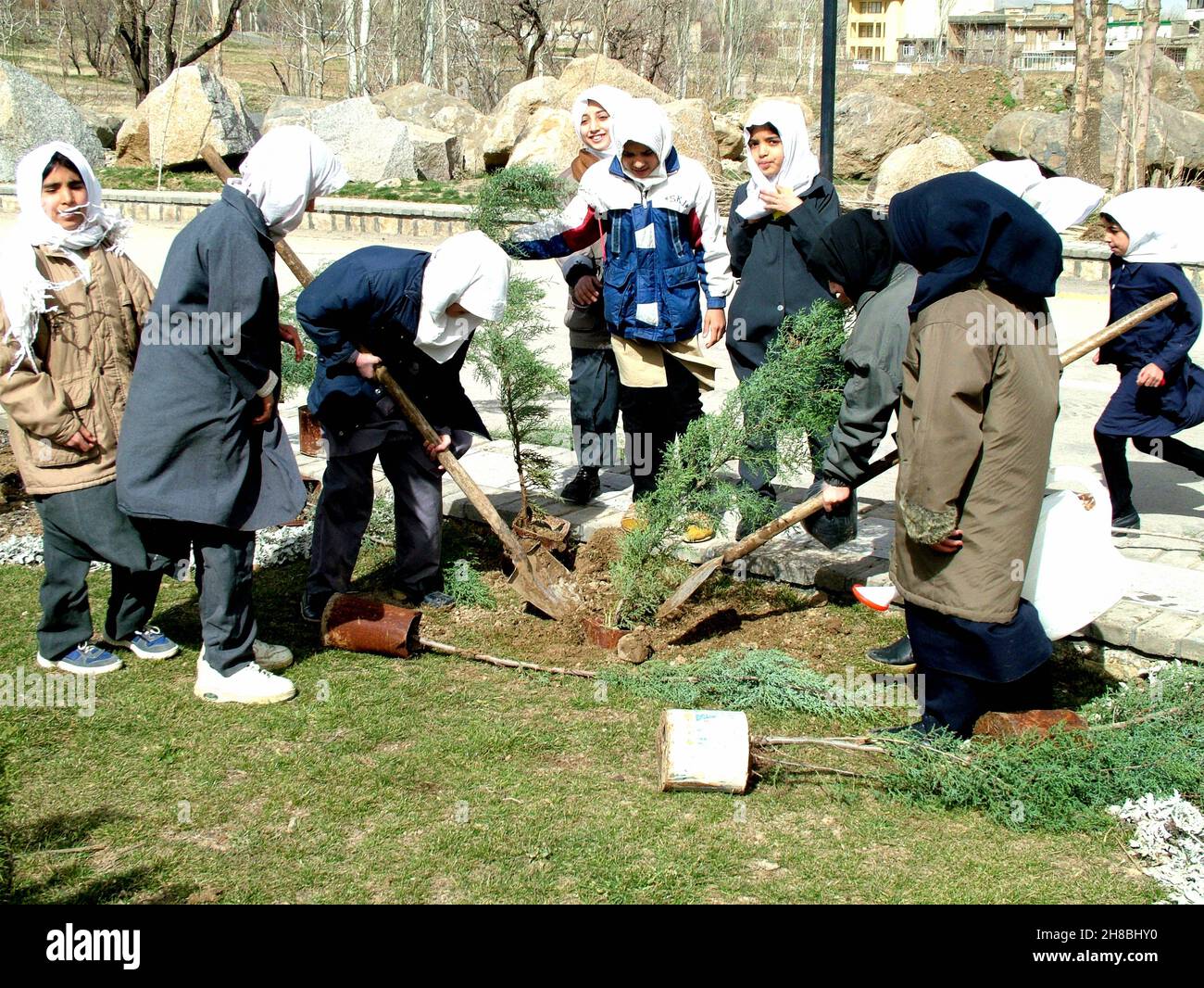 Students planting tree hi-res stock photography and images - Alamy