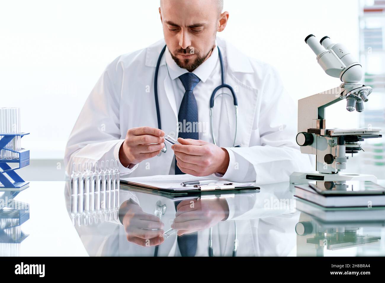 Clinical researcher hi-res stock photography and images - Alamy