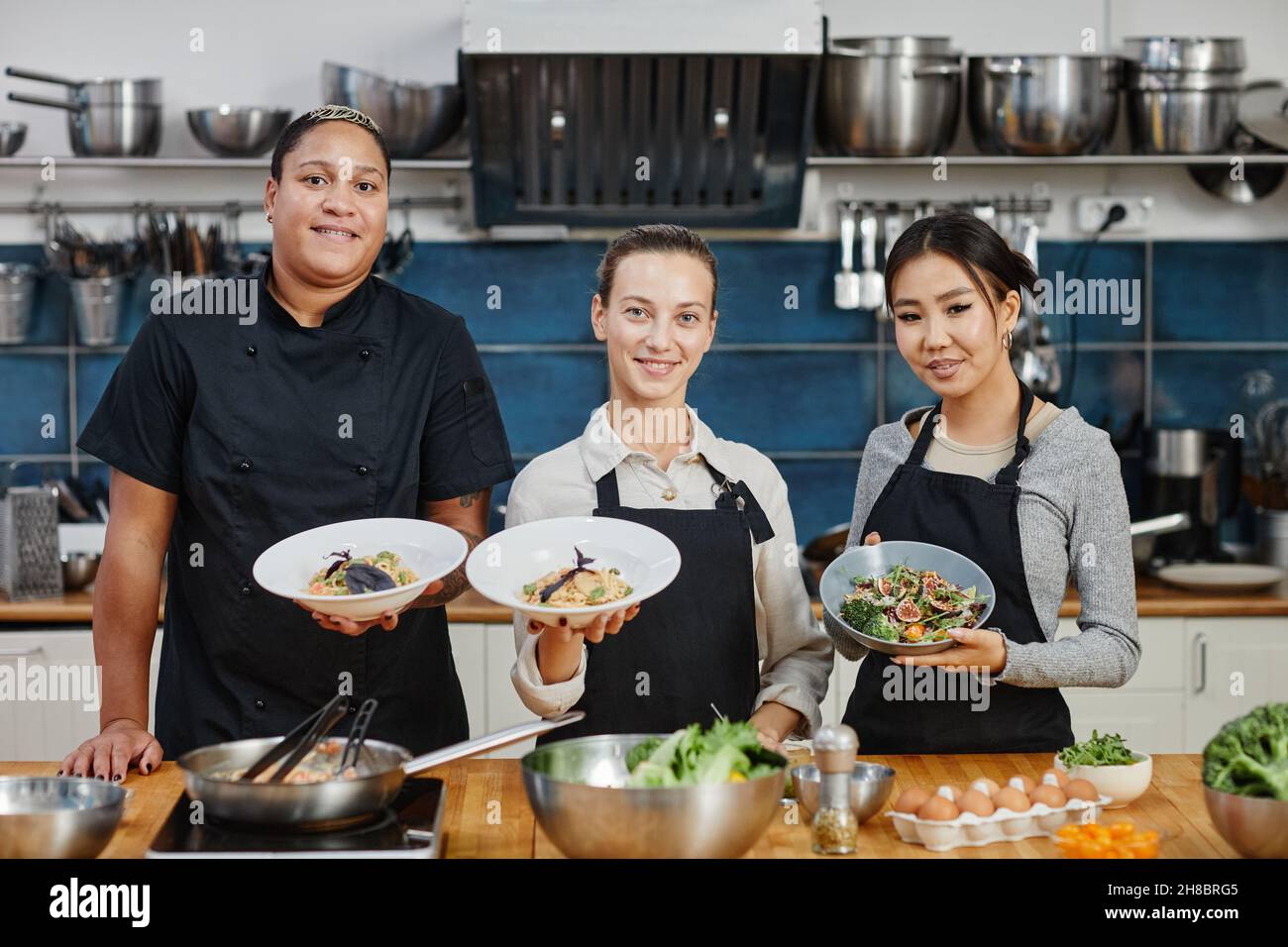 Women wearing aprons hi-res stock photography and images - Alamy